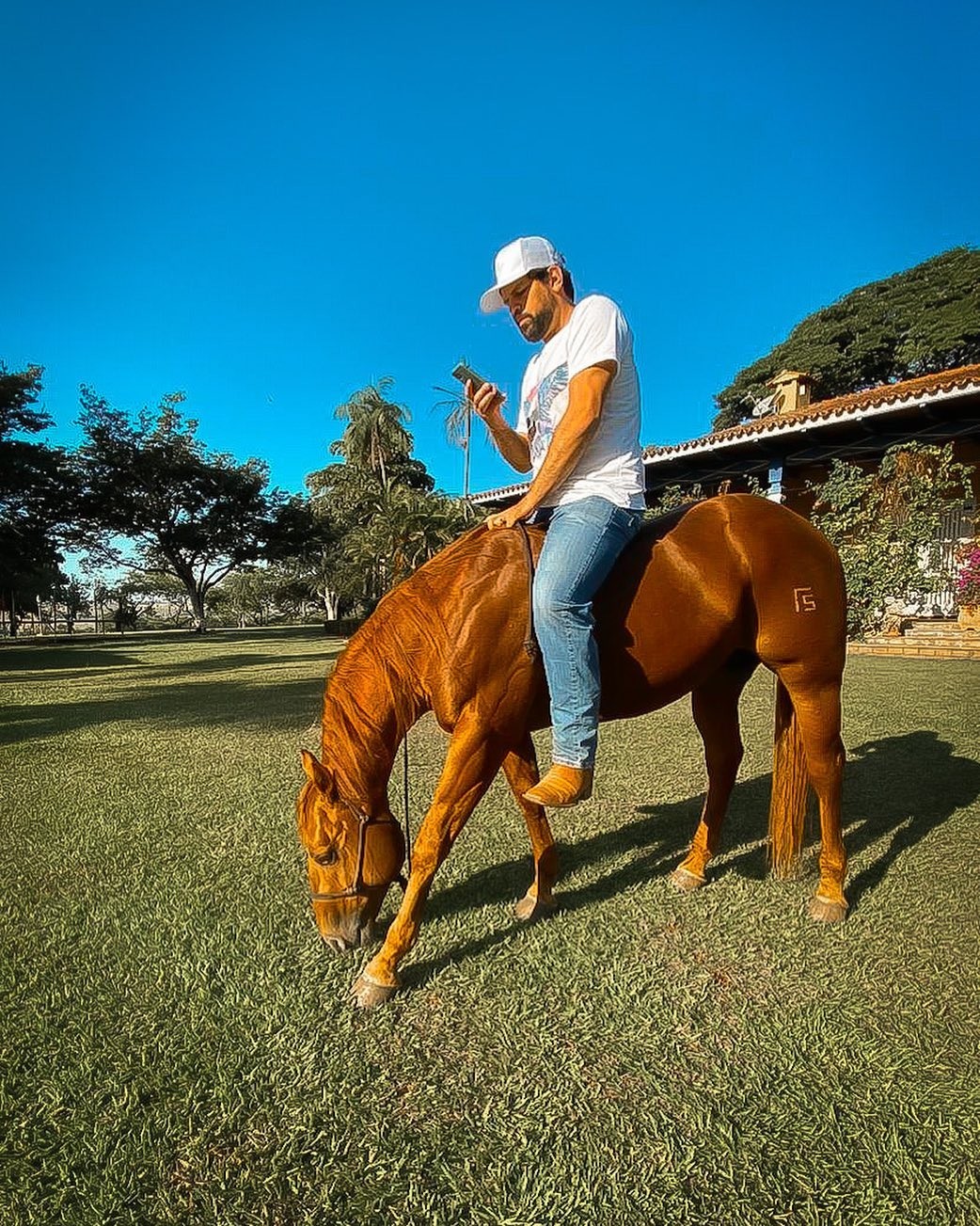 Cantor, compositor e milhões de seguidores: quem é Enzo Rabelo, filho ...