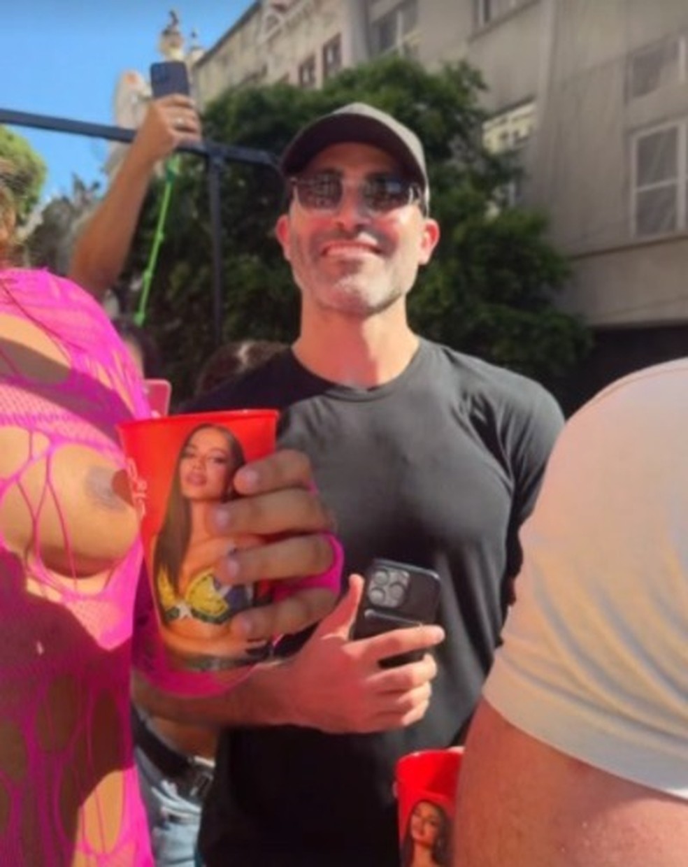 Suzana Pires curte Bloco da Anitta com os atores Tyler Hoechlin, de 'Superman & Lois', e Ryan Kelley