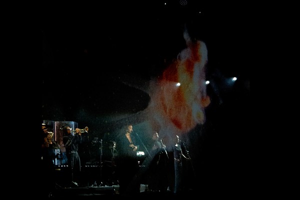 No ritmo do jazz e do neo-soul, Luedji Luna mergulha no amor e no desejo