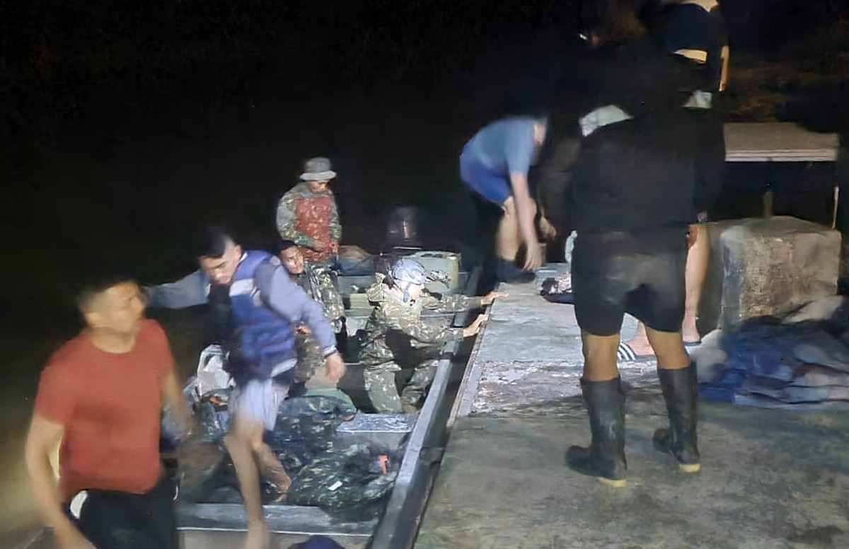 Exército resgata eleitores que naufragaram no Vale do Javari
