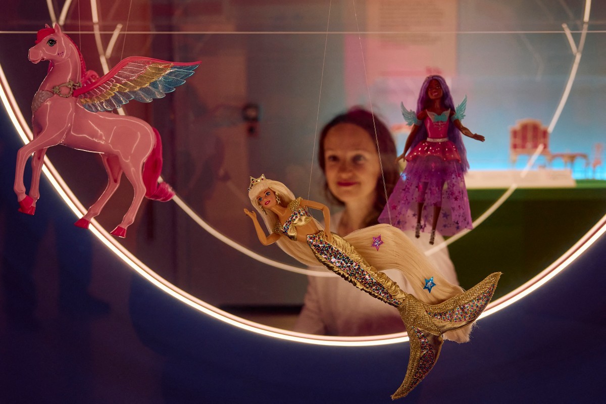 Mattel lança primeira Barbie deficiente visual, e a nova Barbie com ...