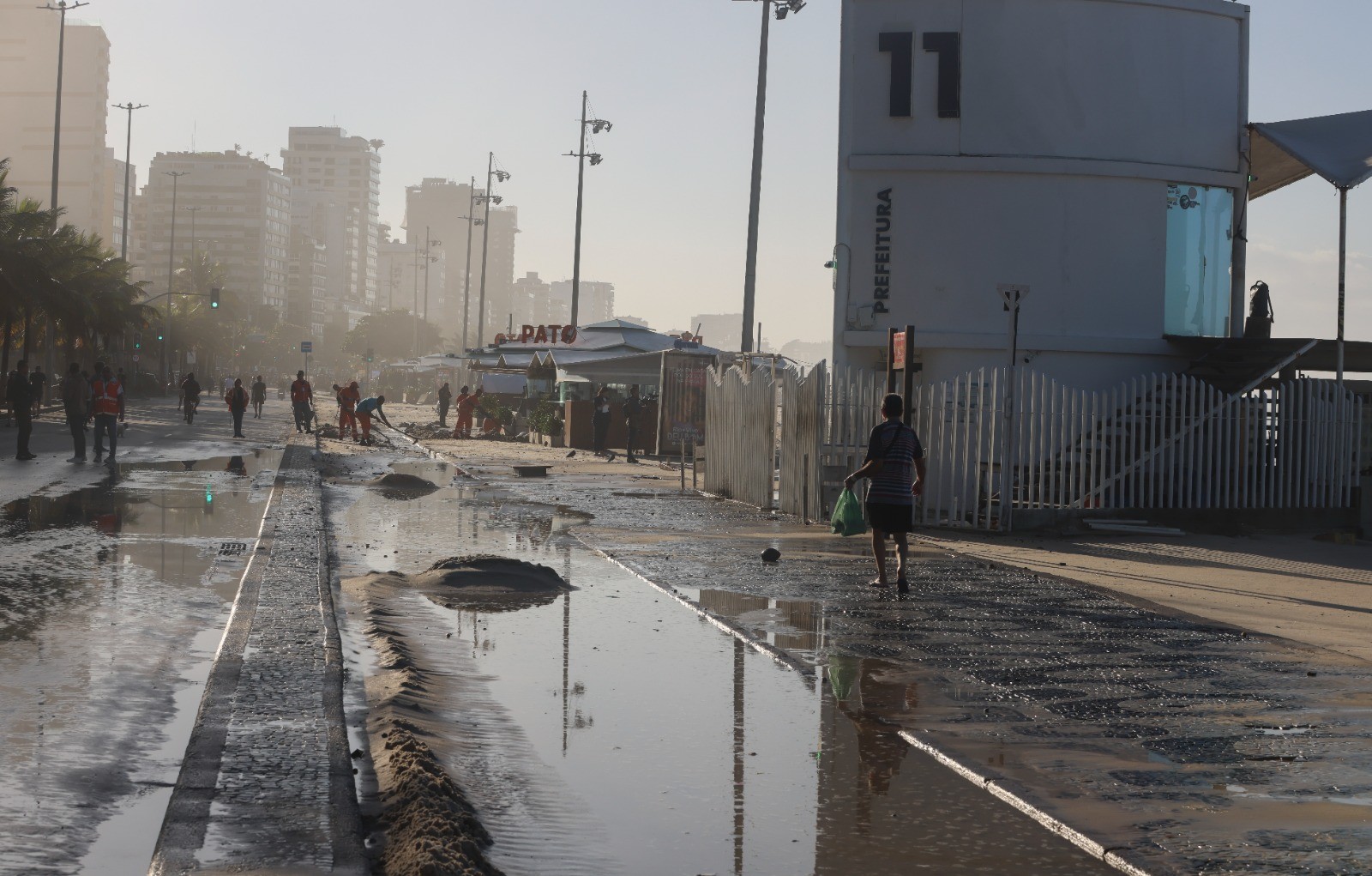 Ressaca que invade a orla no Leblon tem solução? Especialistas respondem