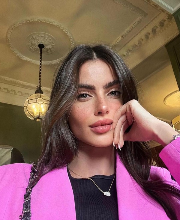 Modelo Amanda Wikhel retorna às passarelas após período de afastamento ...