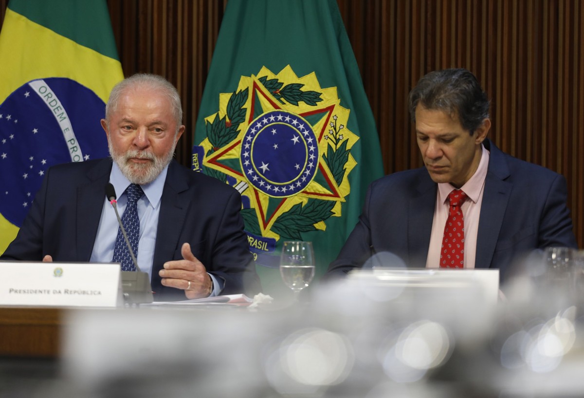 Lula quer que Haddad taxe os livros que lê para ajudar no orçamento