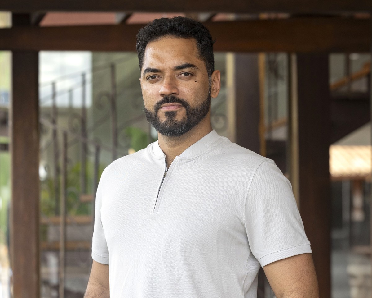 'Coração acelerado': Thomás Aquino surge como ambicioso empresário musical