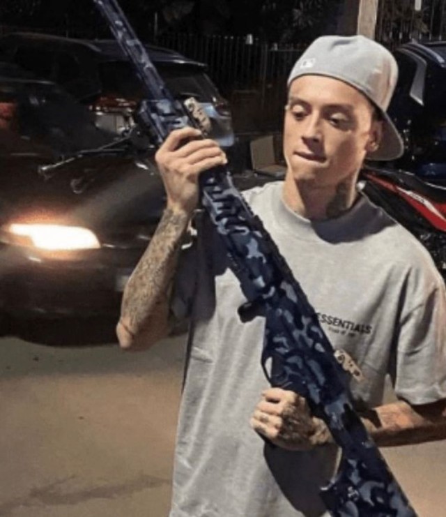 Polícia investiga rapper britânico que posou com armas na Vila do João ...