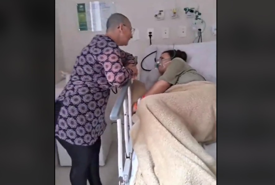 Mãe raspa o cabelo para apoiar a filha que enfrenta tratamento contra o ...