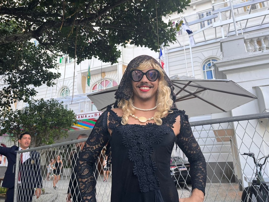 Sem aparição da diva, ‘Madonno’ faz a alegria de fãs na porta do ...