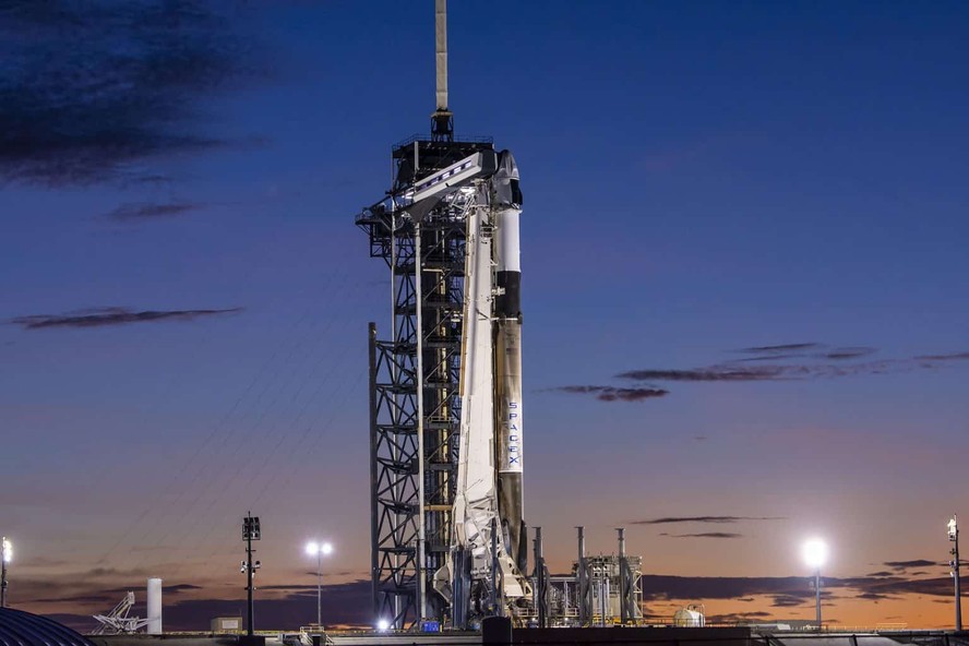 SpaceX adia lançamento de missão que prevê primeira caminhada espacial ...