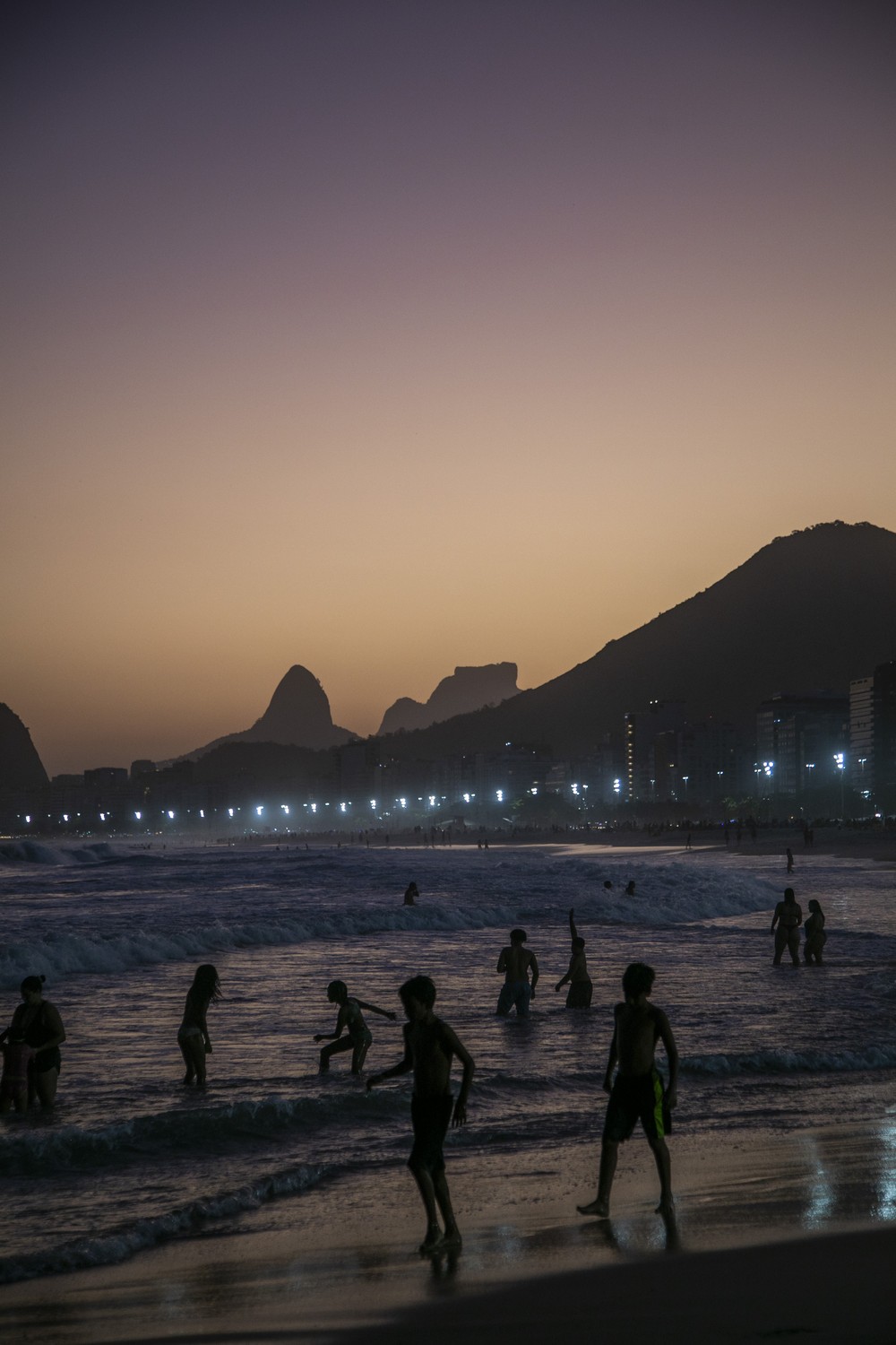 O Arpoador que se cuide: Praia do Leme atrai diferentes tribos nas ...