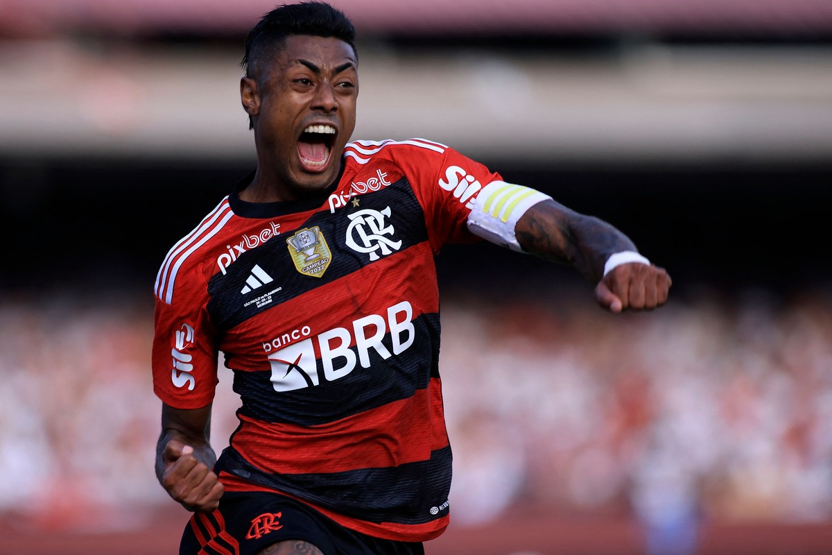 Bruno Henrique renova com Flamengo por mais três anos
