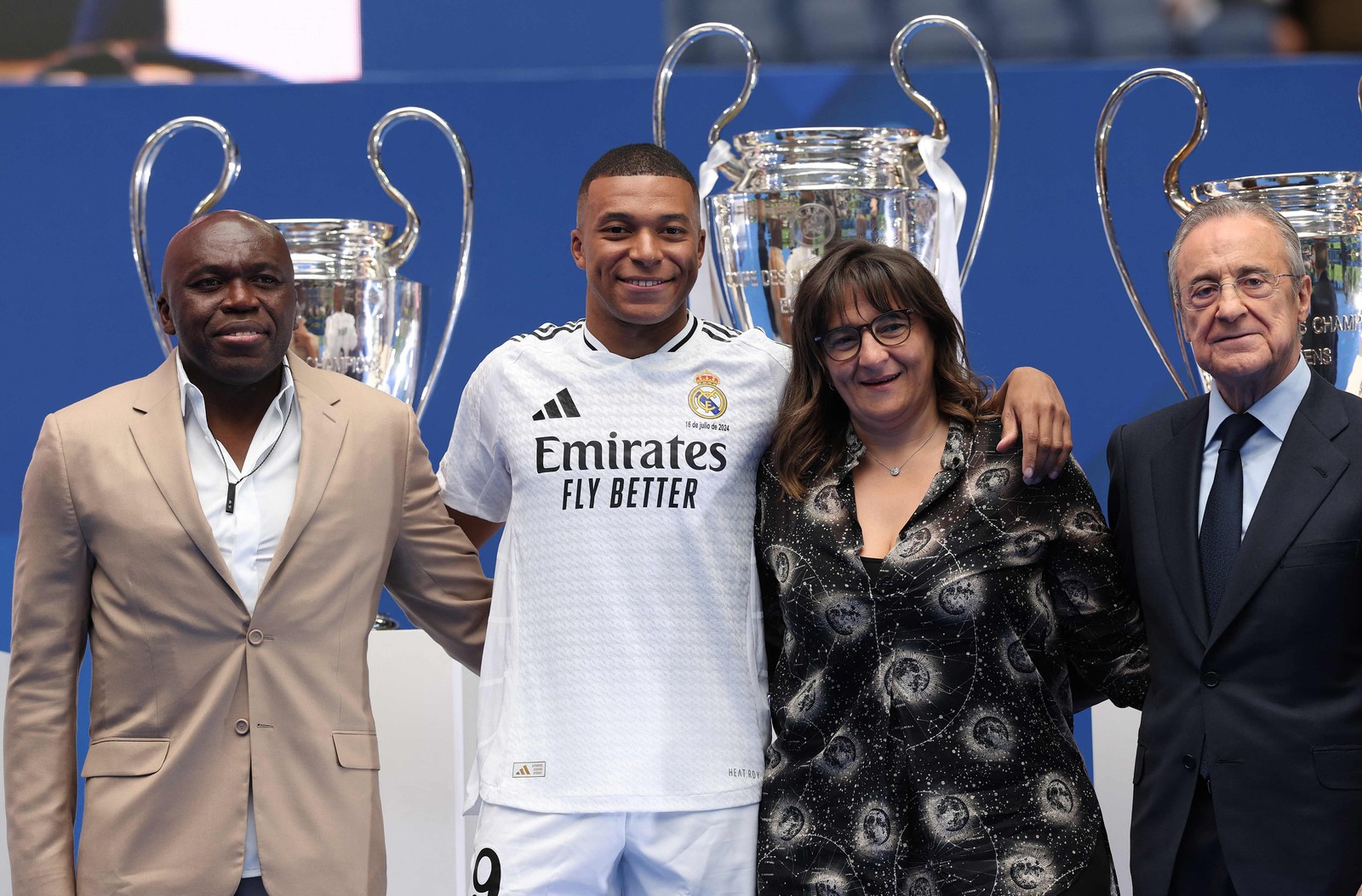 Com Santiago Bernabéu lotado, Mbappé é apresentado no Real Madrid; veja ...