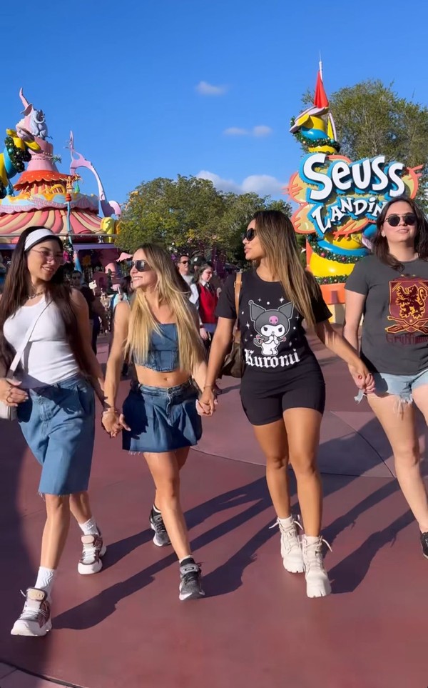 Lexa e Gabi Martins curtem juntas passeio em parque de Orlando