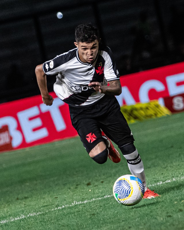 Adson se firma no ataque e vira principal criador de jogadas do Vasco