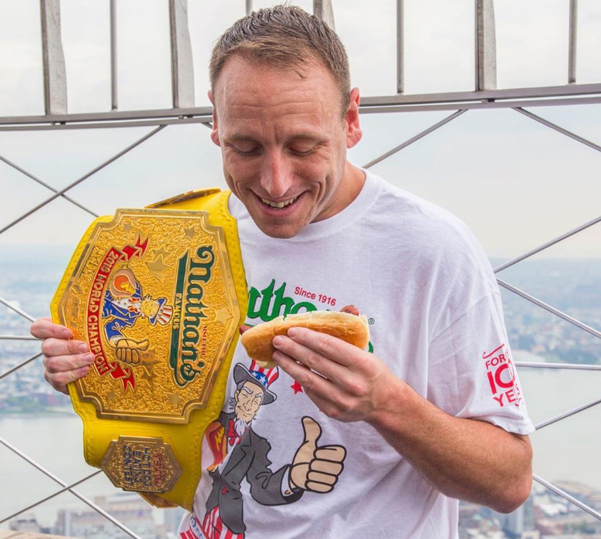 Recordista mundial de concurso de comer hot dogs é banido de competição ...