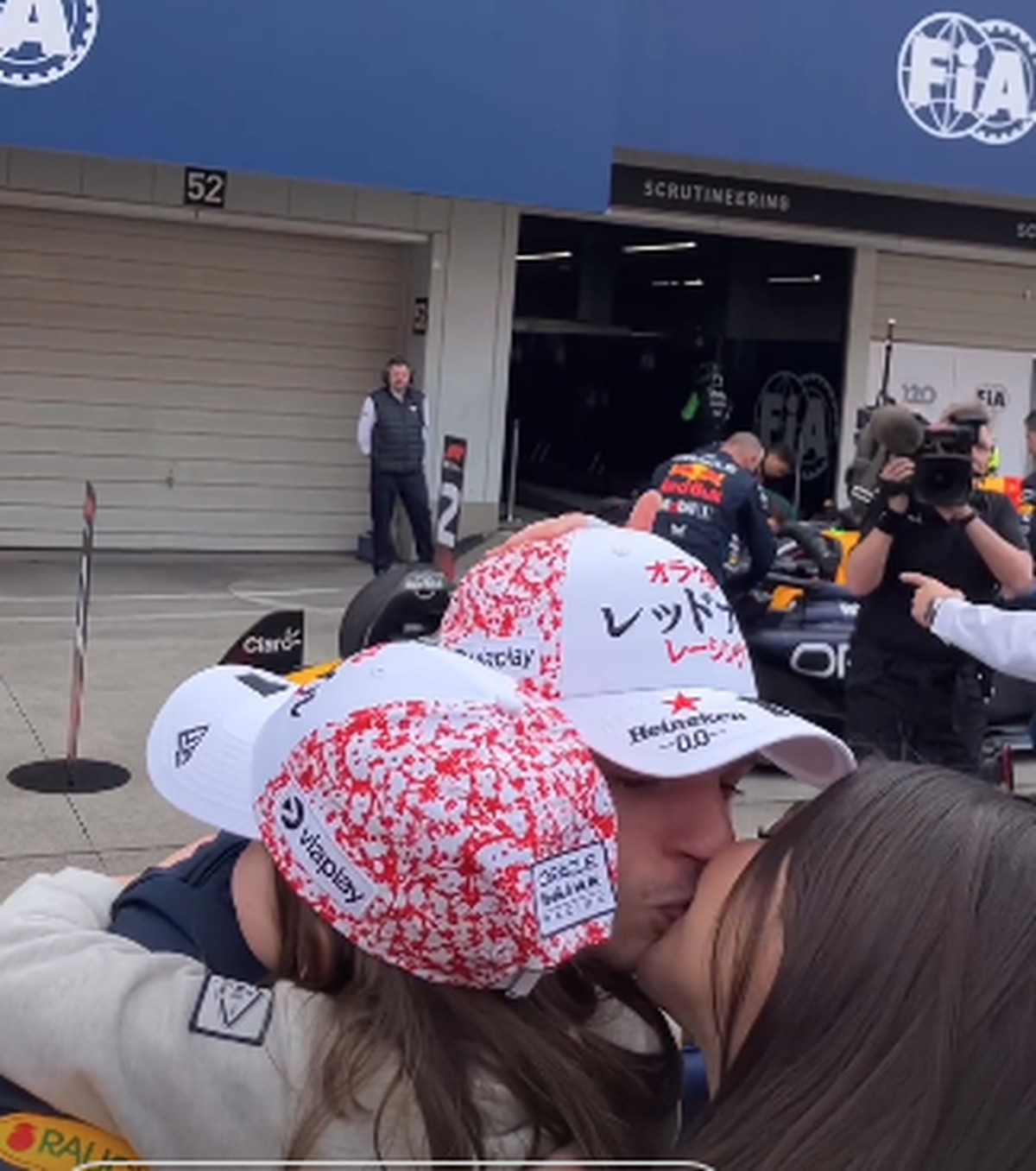 Kelly Piquet anda de trem lotado no Japão para ver Verstappen e beija ...
