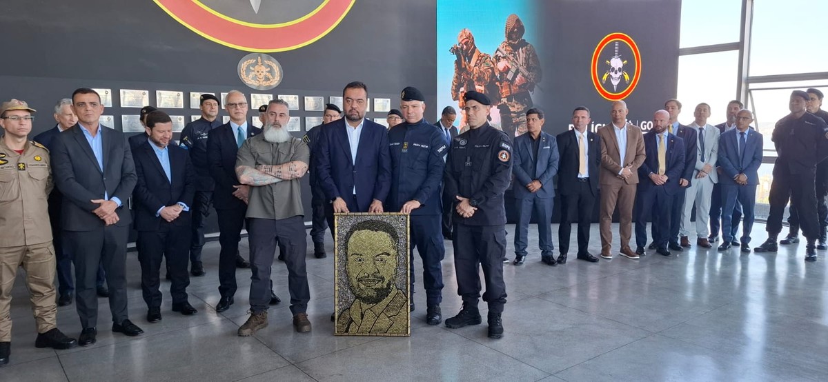 Cláudio Castro ganha retrato feito com cápsulas de bala em evento na sede do Bope