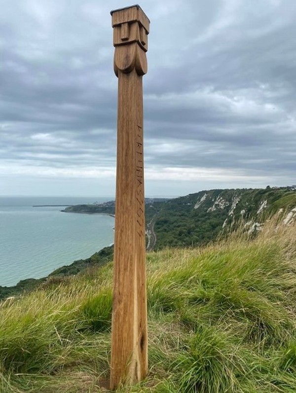 Totem a deus báltico, equivalente a Thor, surge misteriosamente no ...