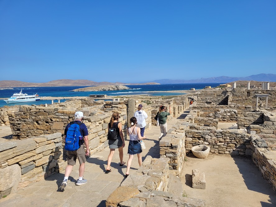 Grécia: uma visita à Ilha de Delos, berço de deuses e museu a céu ...