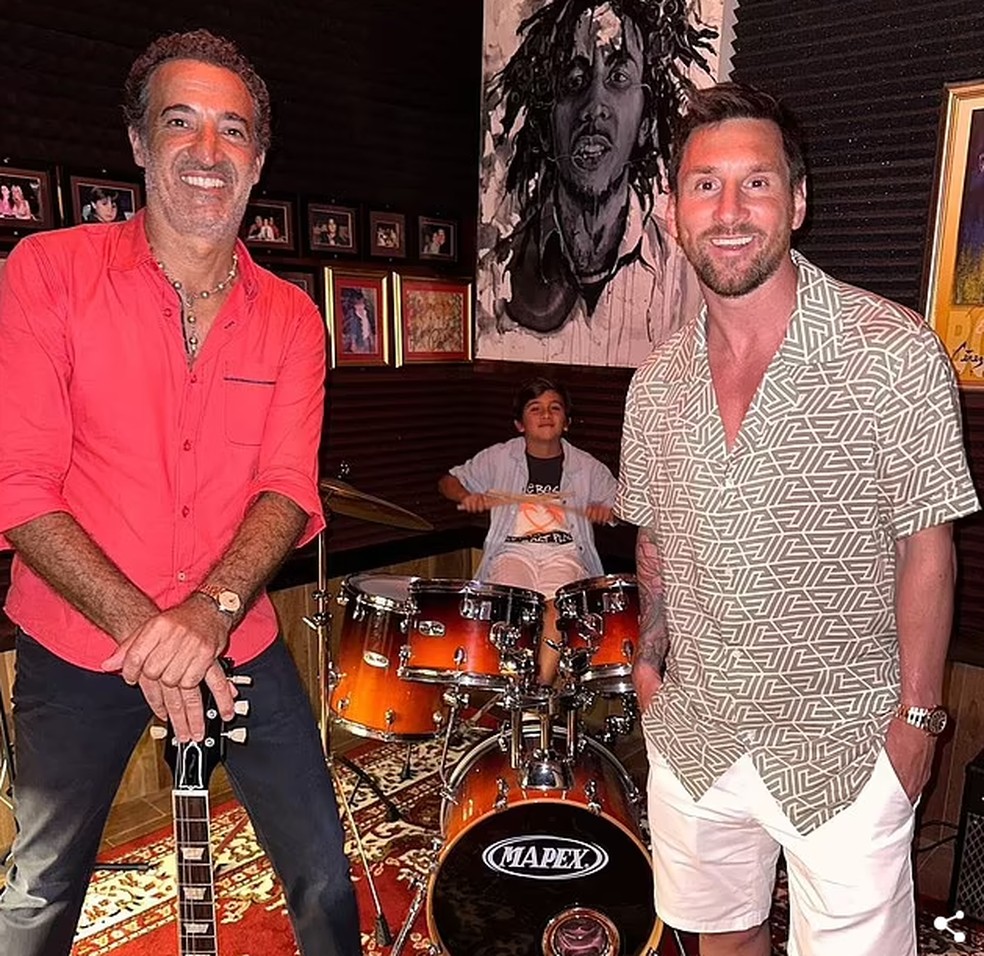 Messi é beijado por torcedor ao sair de restaurante em Miami; vídeo