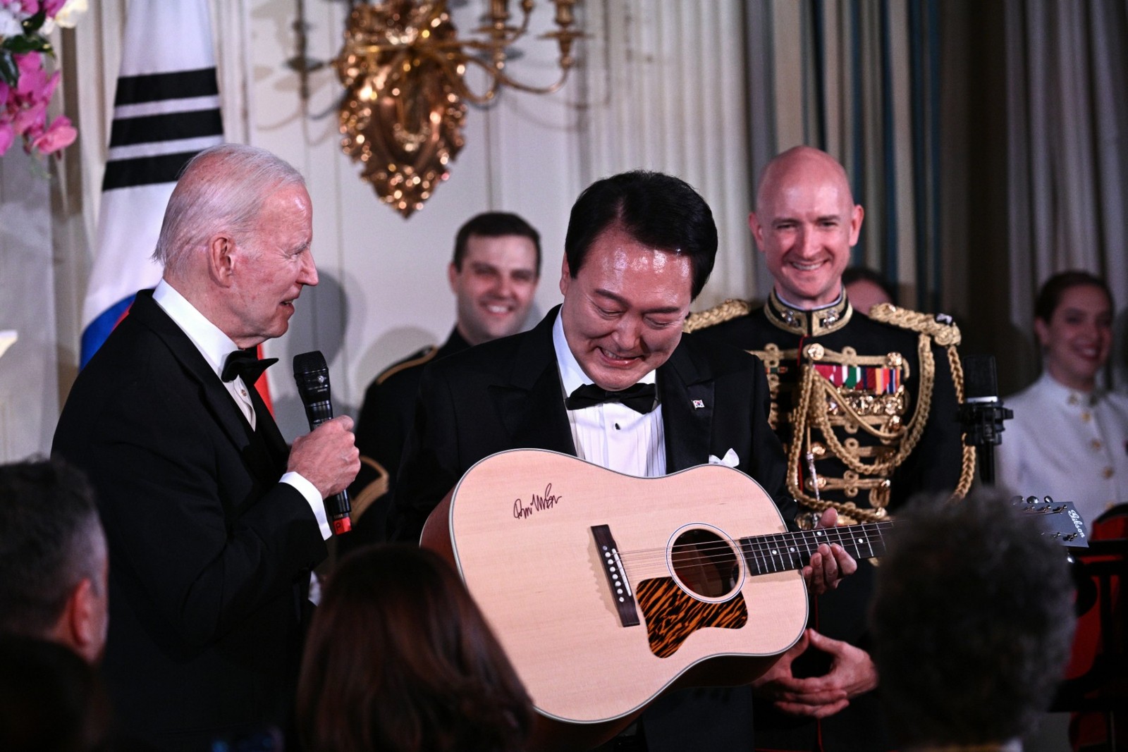 Presidente Da Coreia Do Sul Yoon Suk Yeol Surpreende Biden Ao Cantar