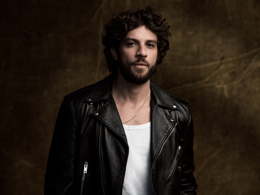 Chay Suede estreia no teatro com monólogo baseado em sua carreira ...