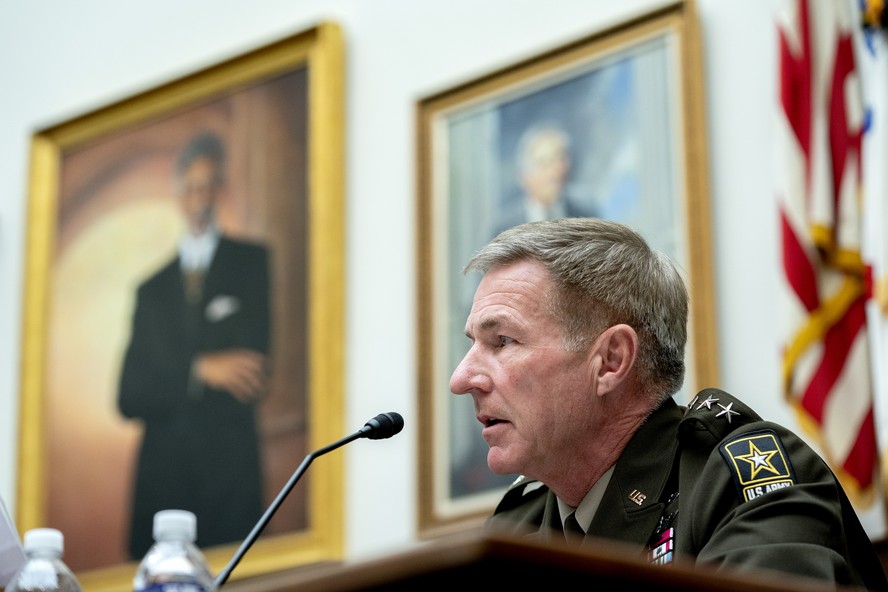 Comandante dos EUA renuncia em meio a bloqueio de nomeação de militares ...