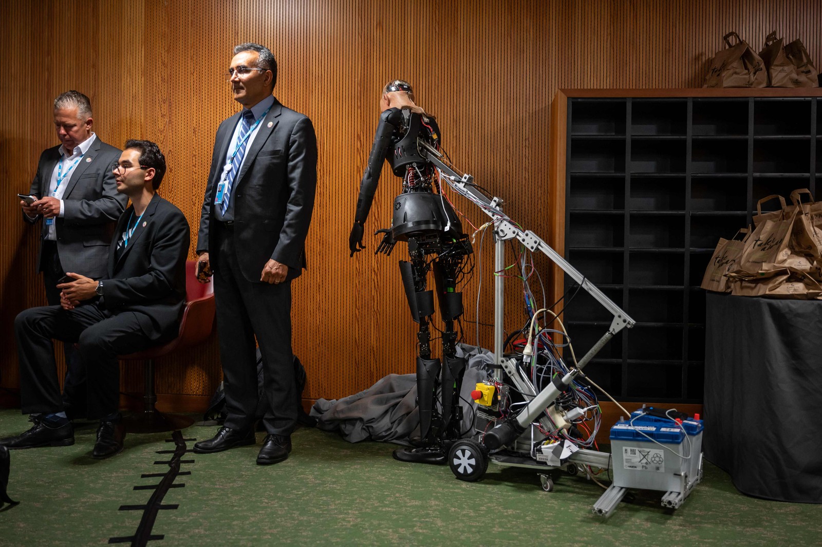 Robôs afirmam, durante conferência da ONU, que poderão dirigir o mundo ...