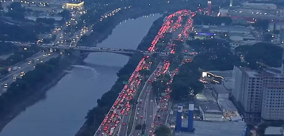 Após chuva em São Paulo, nova cratera interrompe o transito na Marginal ...