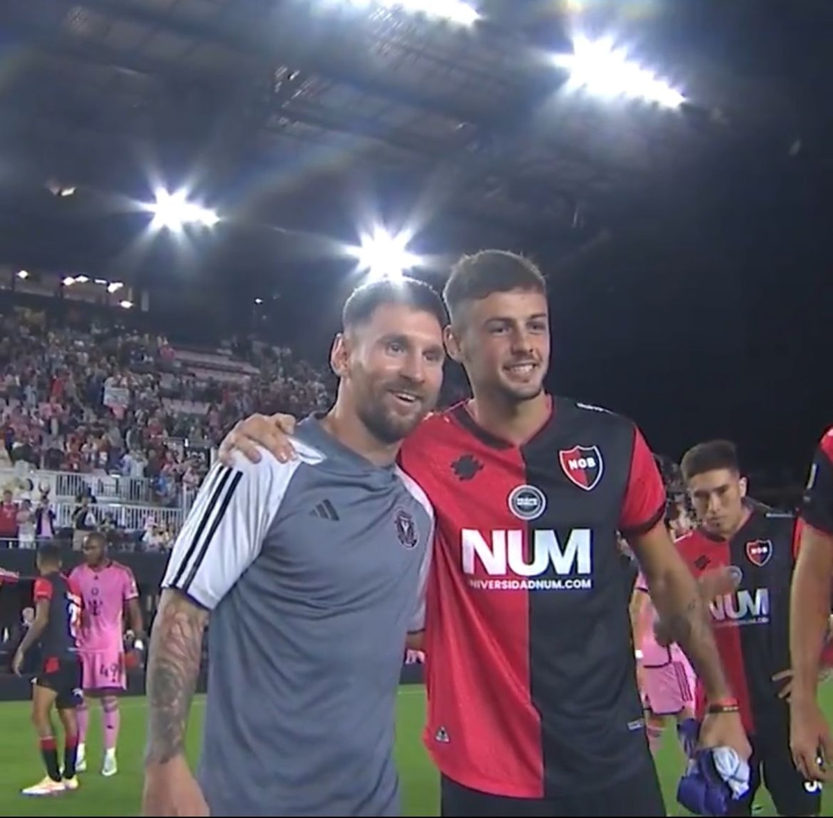 Jogadores do Newell's Old Boys fazem fila para tirar foto com Lionel ...