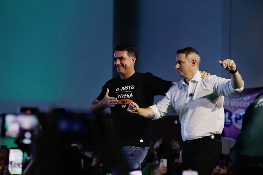 Em evento da direita em SP sem Tarcísio, Flávio diz que estão tentando ...