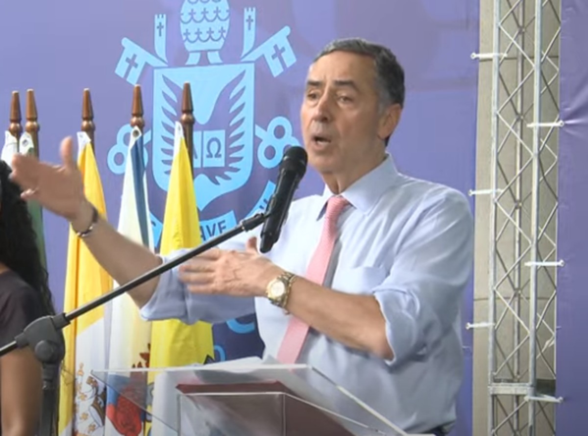 Barroso critica gestão de Bolsonaro na pandemia, voto impresso e ...