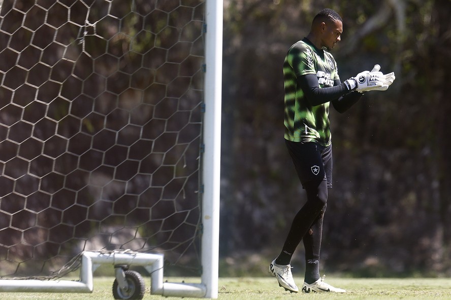 Escalado contra Universitario, John volta a jogar pelo Botafogo após ...