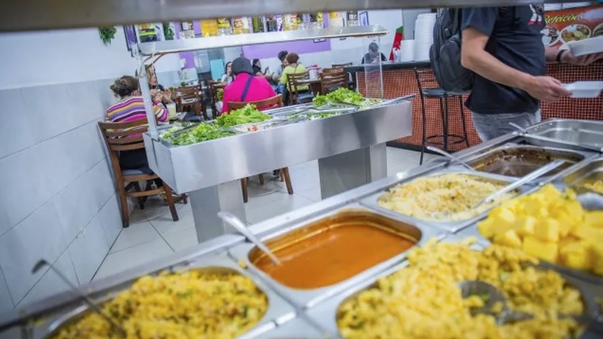 Brasileiro gasta em média R$ 46,60 para comer fora de casa, aponta ...