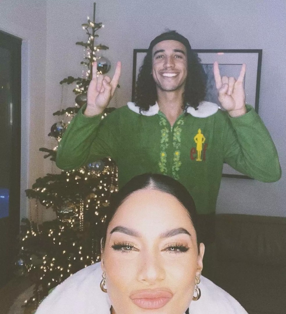 Recém-casada, Vanessa Hudgens compartilha foto do primeiro Natal com ...
