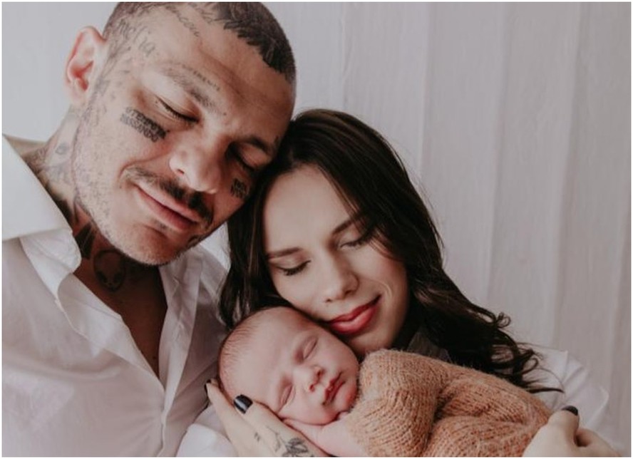 Nara Paraguaia e Toguro posam com o filho 20 dias após parto complicado ...