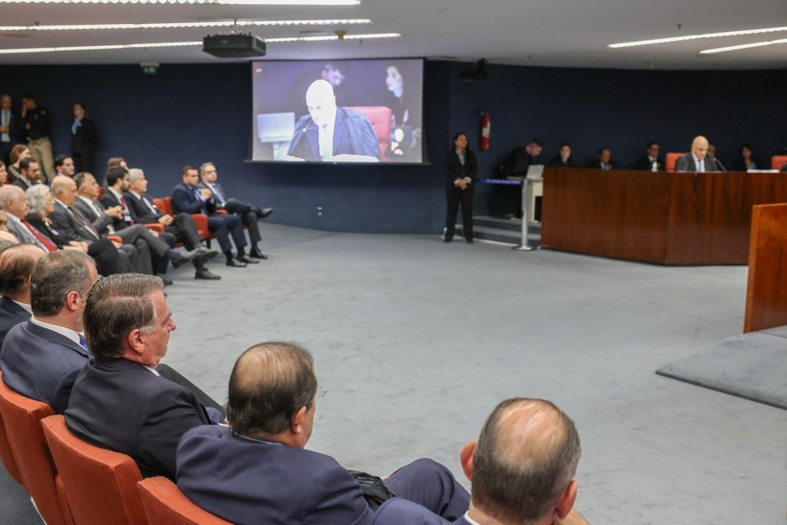 Advogado de Bolsonaro diz que acusação é baseada na delação de Cid e ...