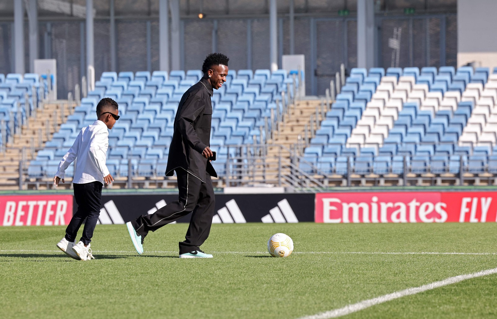 Vini brilha em retorno a Valência, marca duas vezes e faz Real Madrid ...