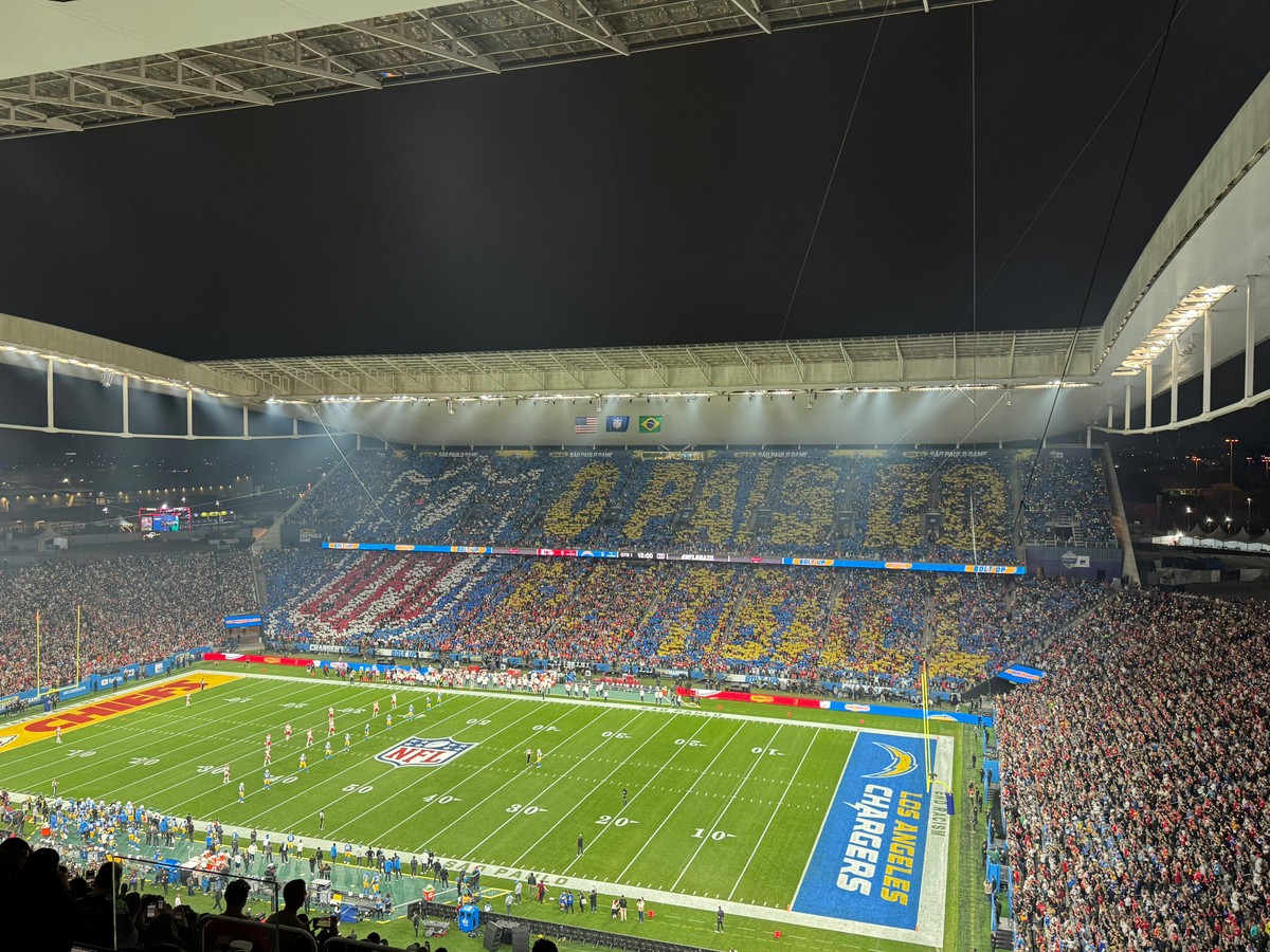 'O país do football': torcida brasileira faz mosaico antes de jogo da ...