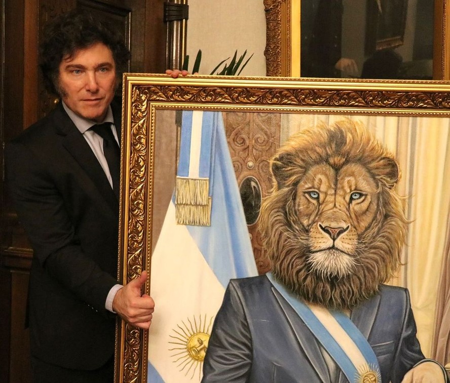 Com direito a retrato com cabeça de leão e faixa presidencial, Javier ...