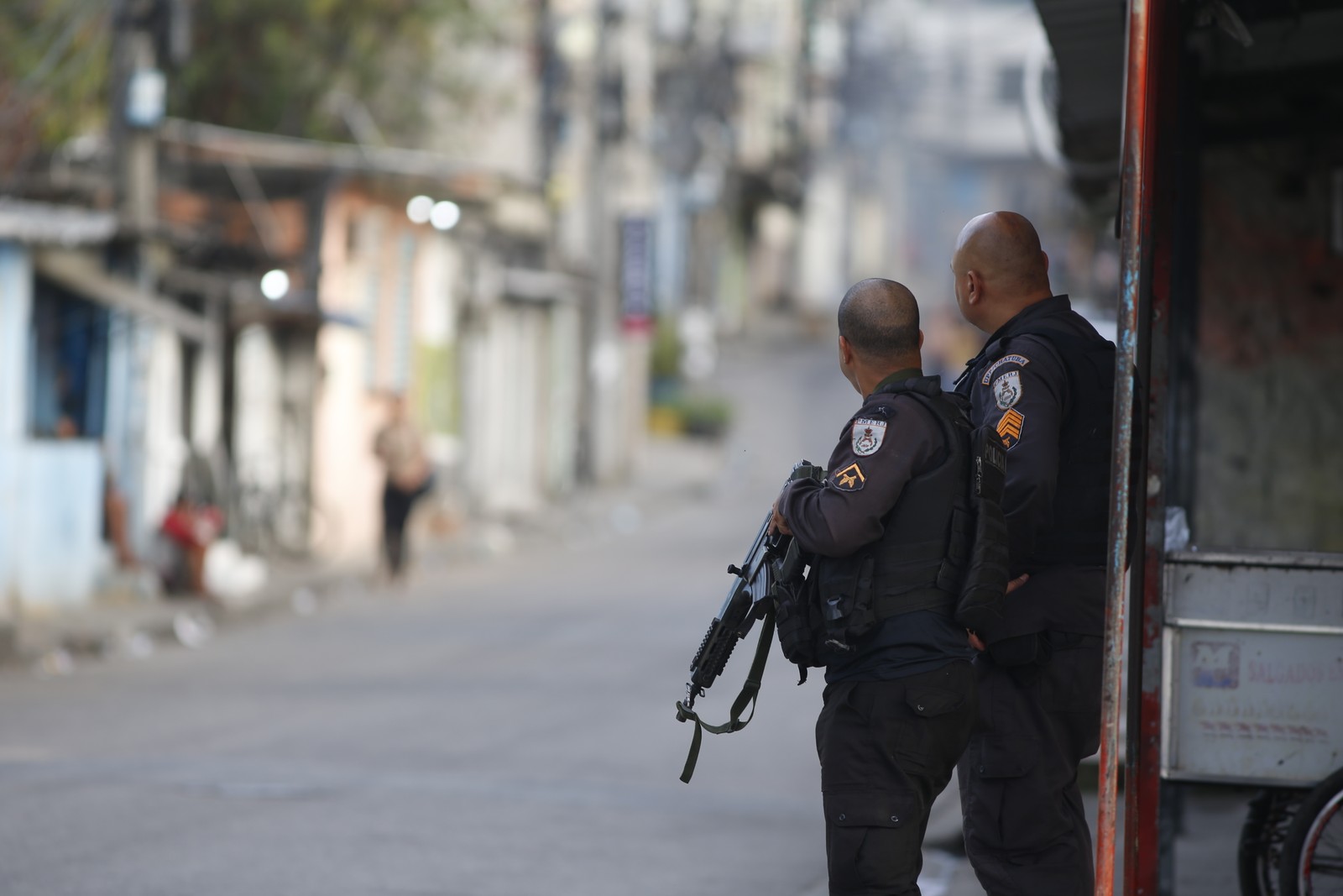Operação com intenso tiroteio nos complexos da Penha e do Alemão