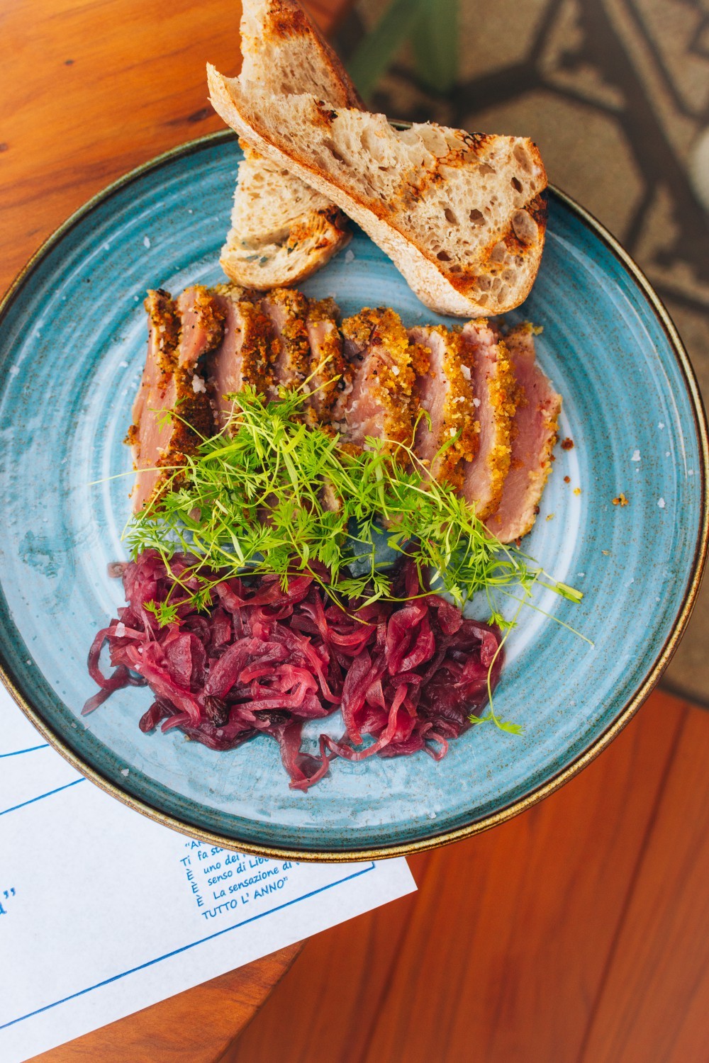 Conheça o Il Piccolo, restaurante com culinária típica, vista para o ...