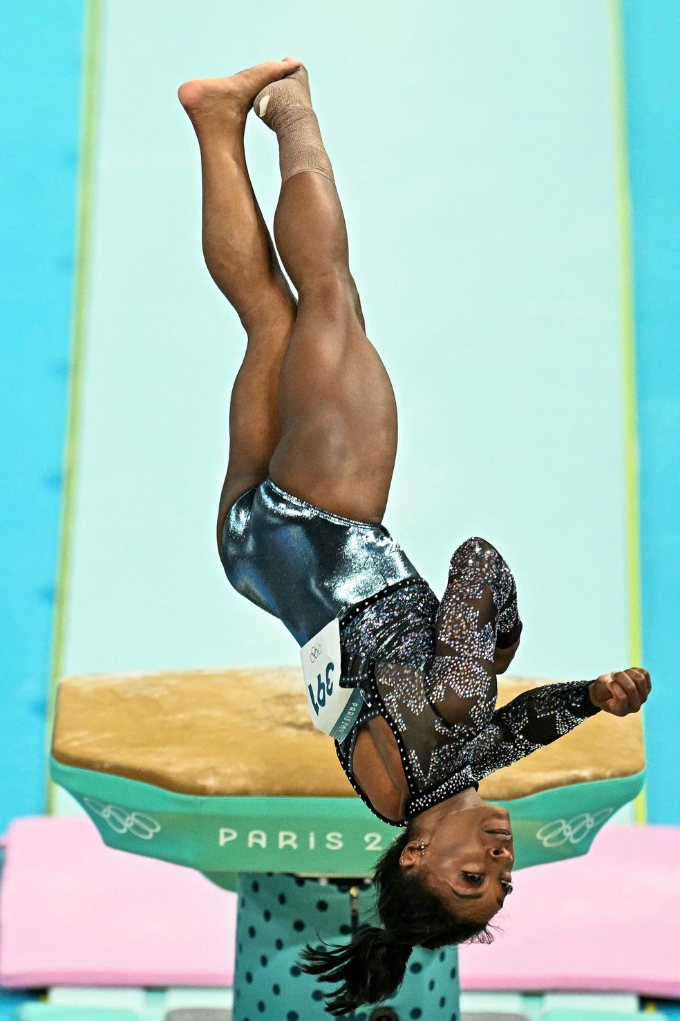Mesmo com desconforto na panturrilha, Simone Biles termina na liderança ...