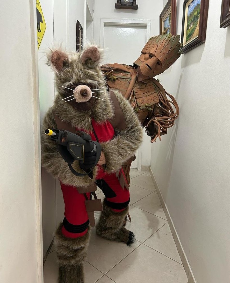 Carnaval 2024: conheça casal que vai a blocos fantasiado de Groot e ...