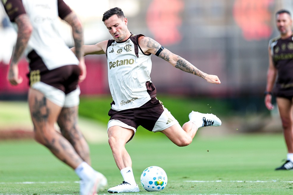 Jogadores do Flamengo antecipam retorno ao Ninho do Urubu durante ...