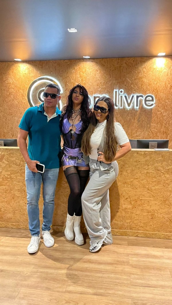 Wenny foca na carreira de cantora e visita gravadora: 'Música não tem ...