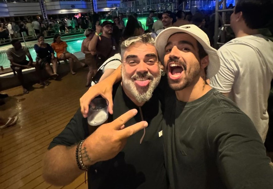 Caio Castro posta fotos do aniversário do pai em navio, e fãs comentam: 'sogrinho'