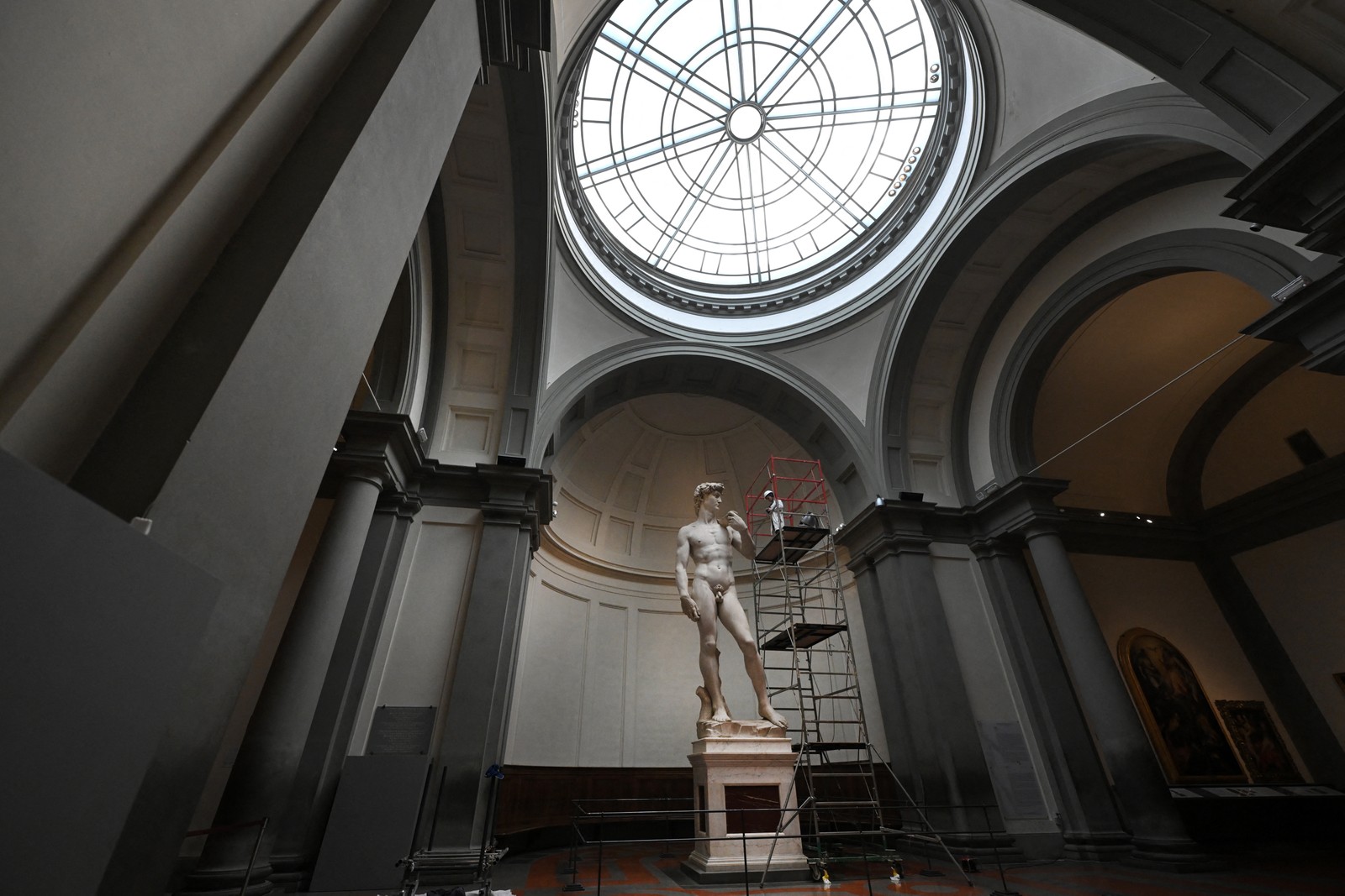 Estátua de David passa por sessão de limpeza em Florença