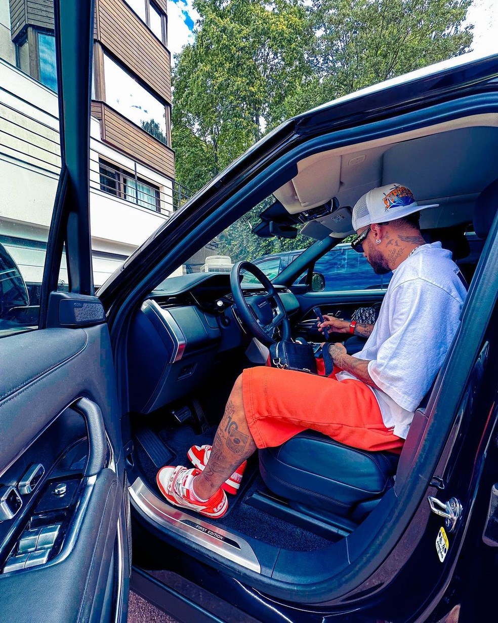 Carros de Neymar chamam atenção com modelos milionários e réplica do ...