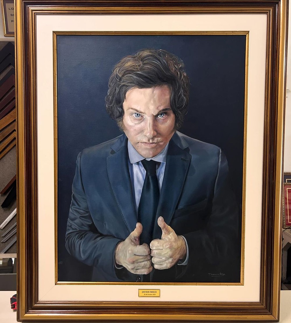 Com direito a retrato com cabeça de leão e faixa presidencial, Javier ...